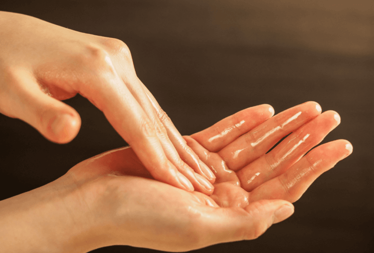 Descubra a arte de como usar óleo corporal - guia completo