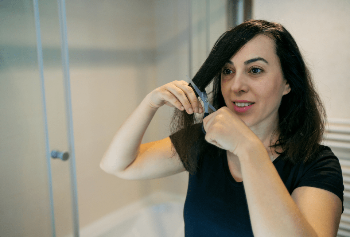 Como cortar os cabelos sozinha: Guia passo a passo e 8 dicas