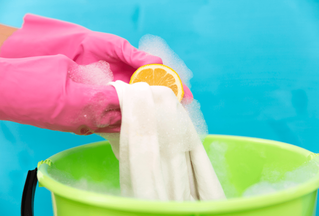 Como tirar manchas difíceis de roupas coloridas – dicas