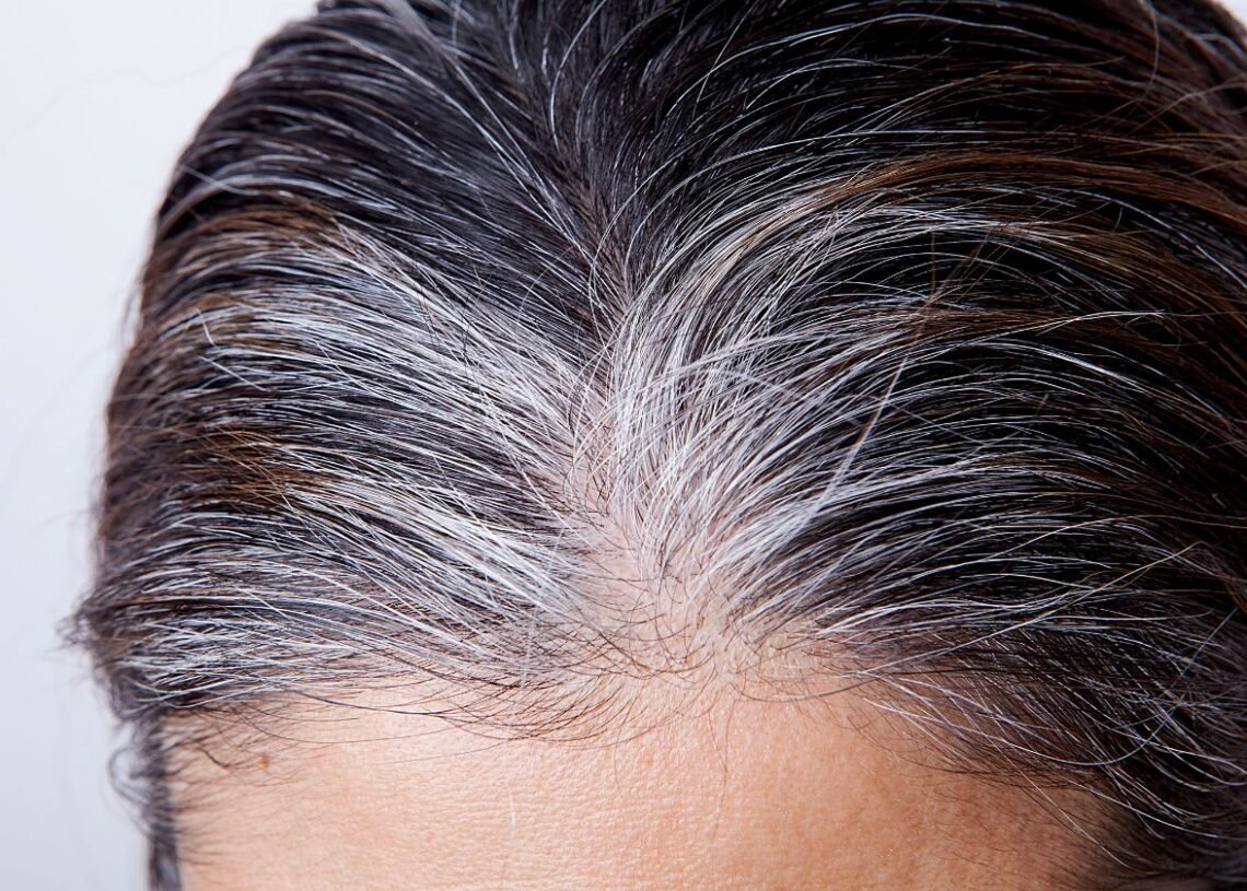 Como cortar os cabelos sozinha: Guia passo a passo e 8 dicas